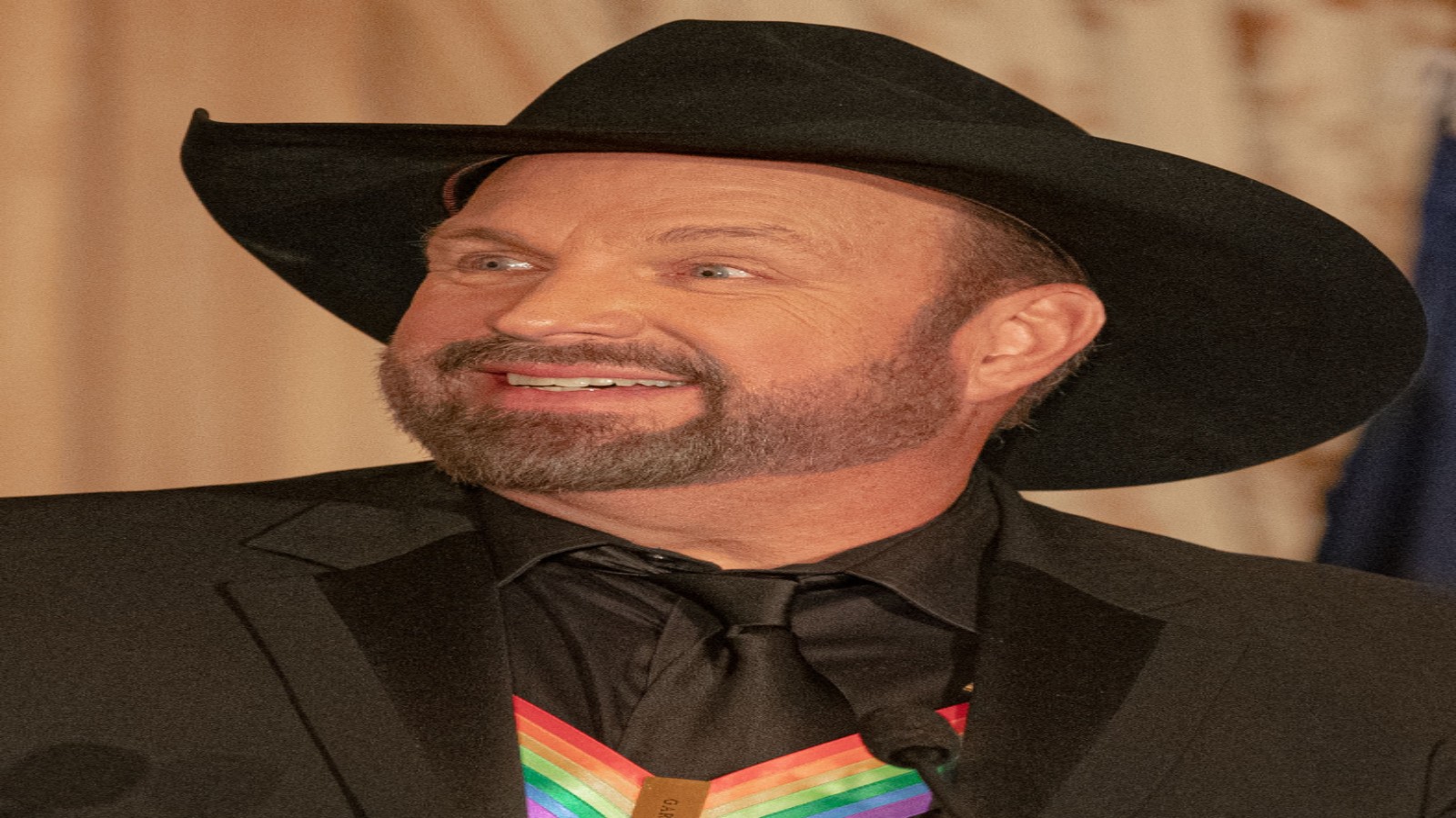Garth Brooks Biography: Age, Height, Birthday, Family, Net Worth ...