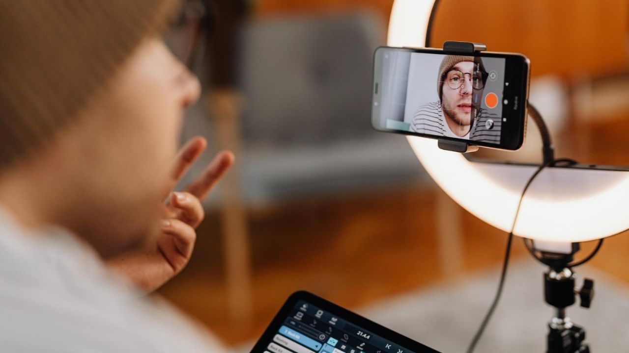 A Guide to Becoming a Multimedia Content Creator - Eduvast.com